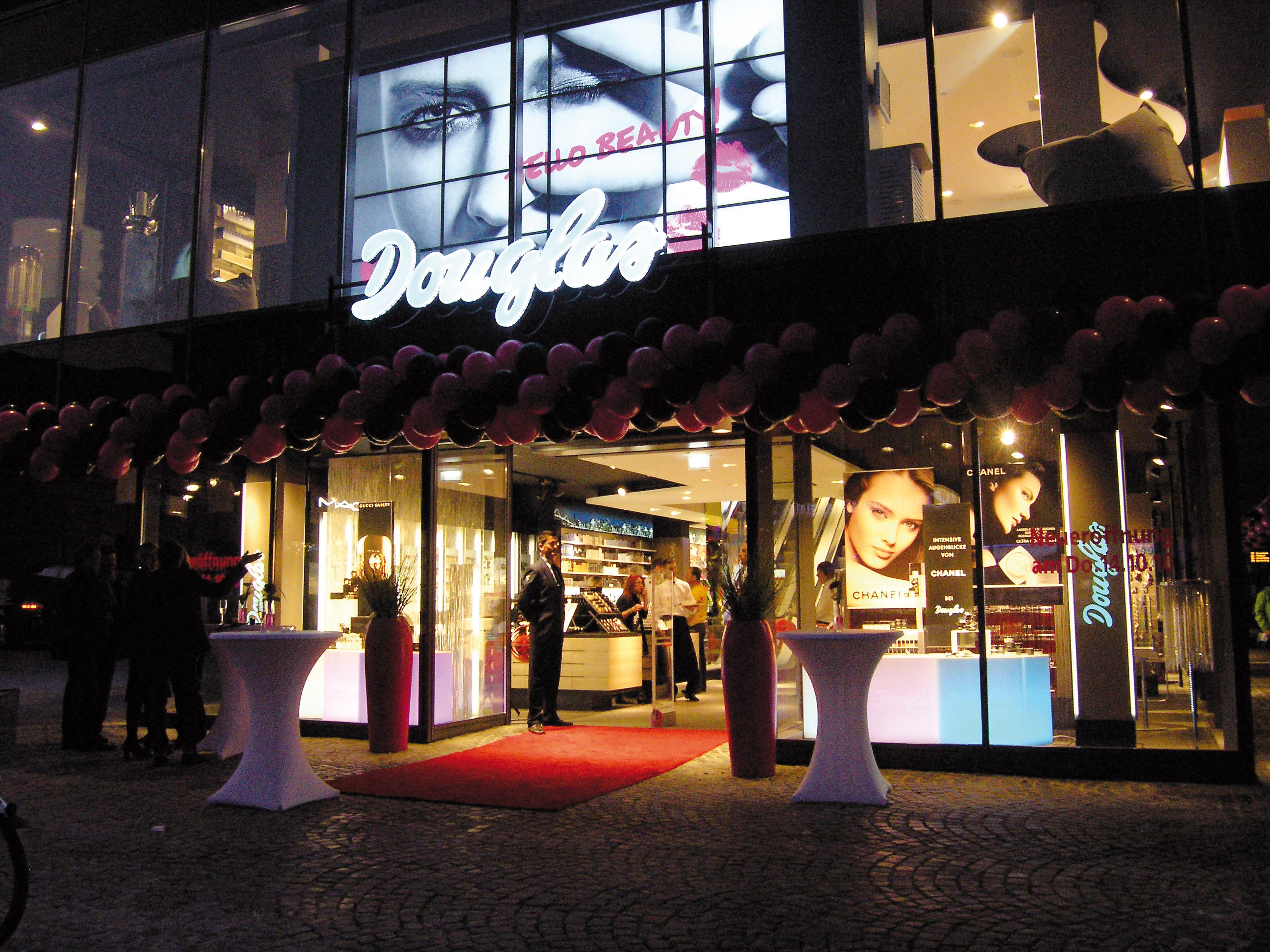 Digital signage: Perfumery chain Douglas incorporates ...